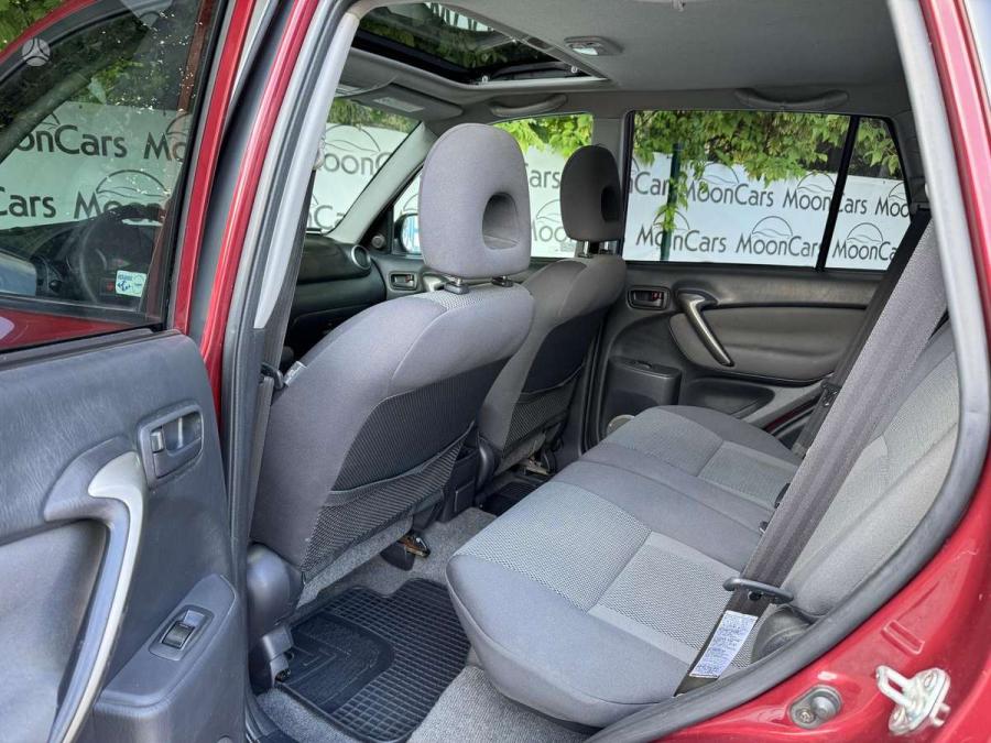 Red Toyota RAV4 2005 in Vilnius, with an engine capacity of 2.36 L and mileage of 114 thousand km for 3000 €, photo 13 on AUTOMOTO.COM.LV