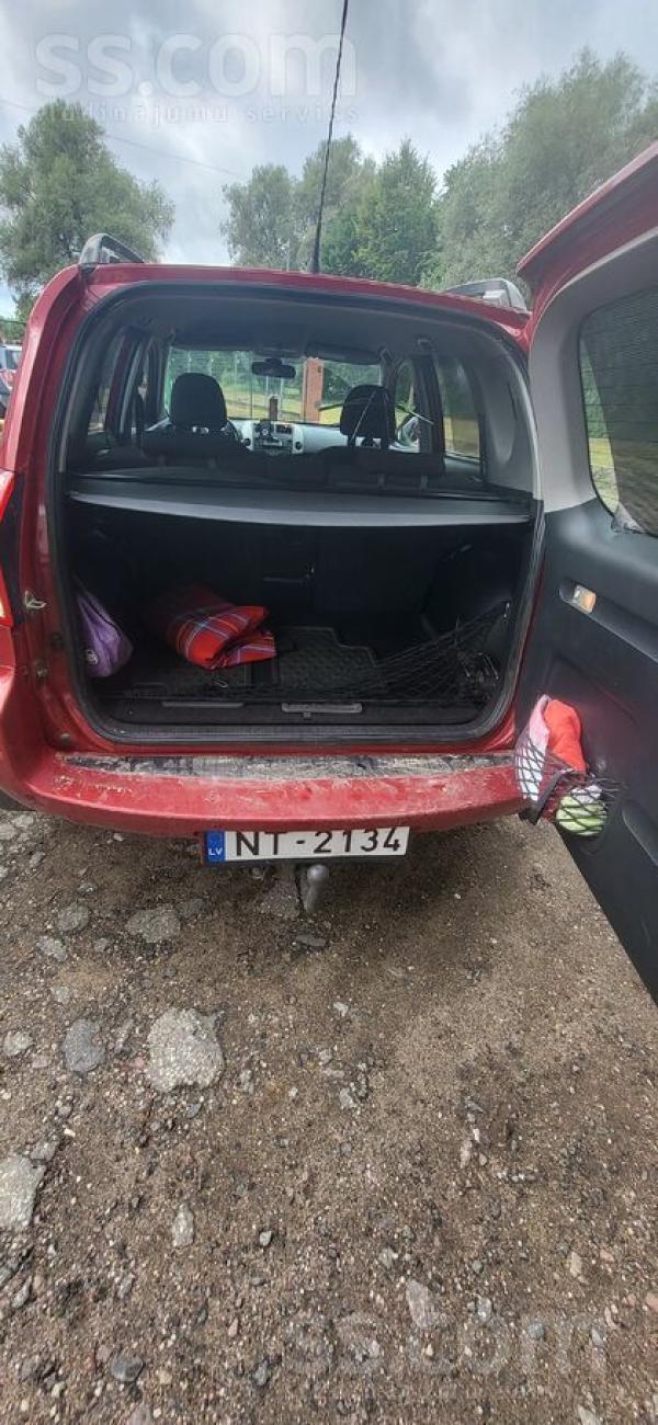 Red Toyota RAV4 2006 in Valmiera, with an engine capacity of 2.00 L and mileage of 216 thousand km for 3700 €, photo 6 on AUTOMOTO.COM.LV