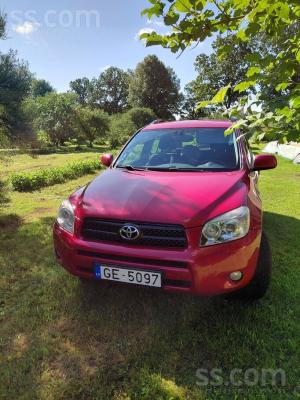 Sarkans Toyota RAV4 2006 Dobele, ar dzinēja tilpumu 2.20 L un nobraukumu 279 tūkst. km par 2300 €, foto  vietnē AUTOMOTO.COM.LV