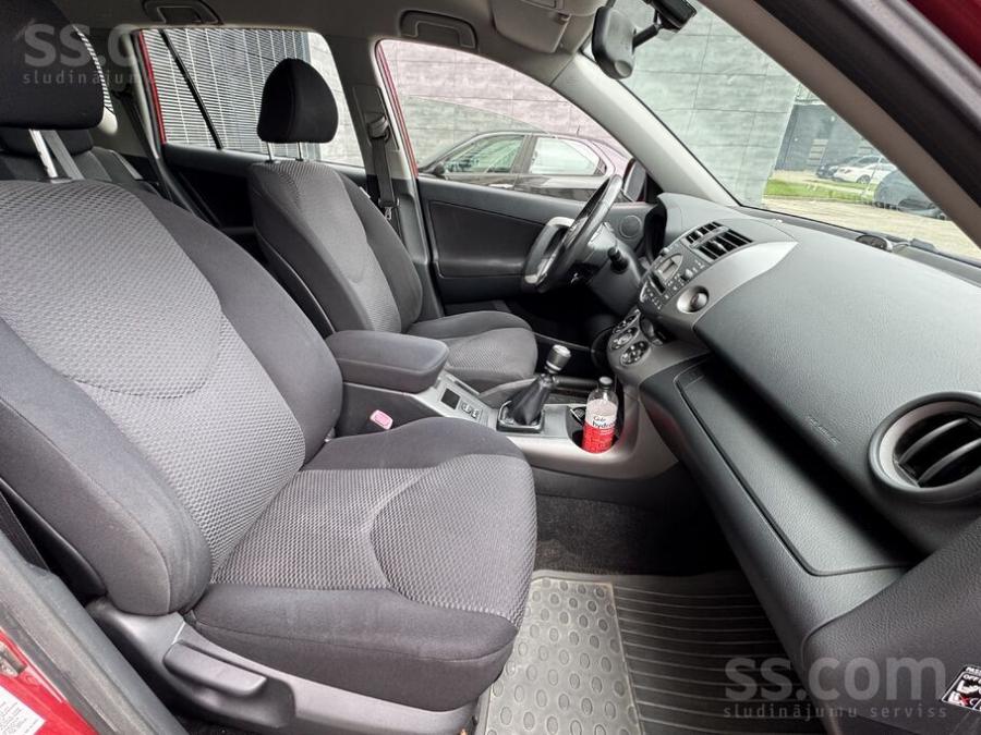 Sarkans Toyota RAV4 2006 Rīga, ar dzinēja tilpumu 2.20 L un nobraukumu 268 tūkst. km par 3600 €, foto 7 vietnē AUTOMOTO.COM.LV