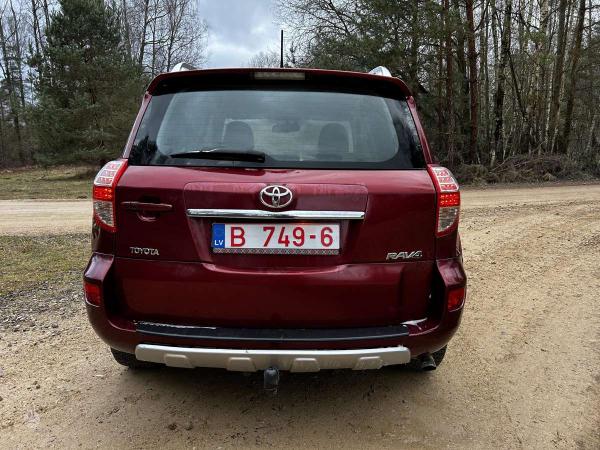Sarkans Toyota RAV4 2010 Rīga, ar dzinēja tilpumu 2.20 L un nobraukumu 180 tūkst. km par 4999 €, foto 6 vietnē AUTOMOTO.COM.LV