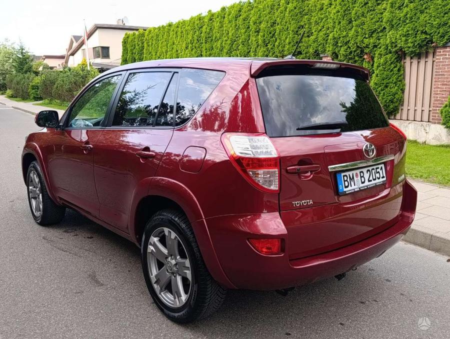 Sarkans Toyota RAV4 2010 Viļņa, ar dzinēja tilpumu 2.20 L un nobraukumu 180 tūkst. km par 7200 €, foto 5 vietnē AUTOMOTO.COM.LV