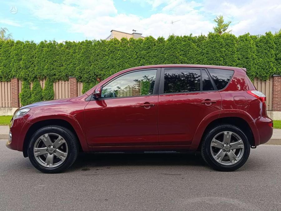 Sarkans Toyota RAV4 2010 Viļņa, ar dzinēja tilpumu 2.20 L un nobraukumu 180 tūkst. km par 7200 €, foto 7 vietnē AUTOMOTO.COM.LV