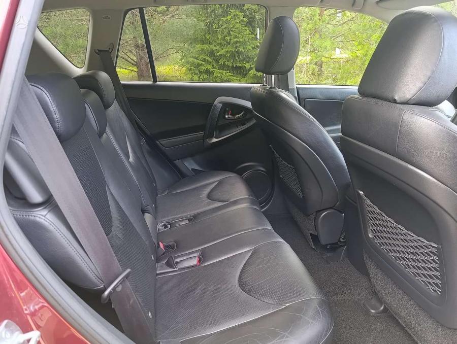 Sarkans Toyota RAV4 2010 Viļņa, ar dzinēja tilpumu 2.20 L un nobraukumu 180 tūkst. km par 7200 €, foto 13 vietnē AUTOMOTO.COM.LV