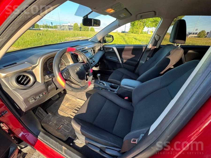 Red Toyota RAV4 2015 in Riga, with an engine capacity of 2.00 L and mileage of 119 thousand km for 14700 €, photo 5 on AUTOMOTO.COM.LV