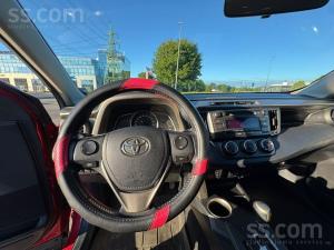 Red Toyota RAV4 2015 in Riga, with an engine capacity of 2.00 L and mileage of 119 thousand km for 14700 €, photo 6 on AUTOMOTO.COM.LV