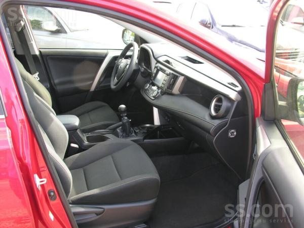 Red Toyota RAV4 2015 in Riga, with an engine capacity of 2.00 L and mileage of 182 thousand km for 10950 €, photo 7 on AUTOMOTO.COM.LV