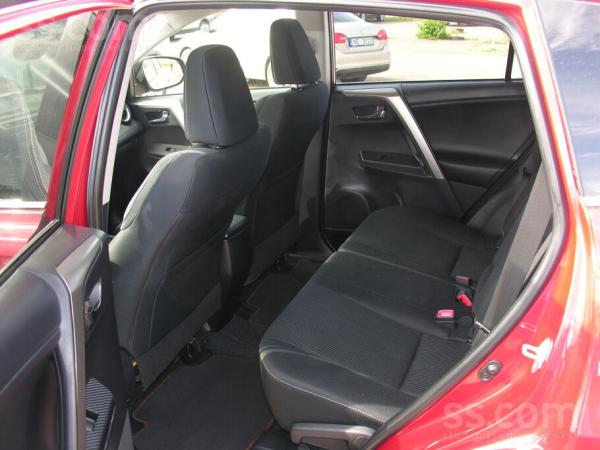 Red Toyota RAV4 2015 in Riga, with an engine capacity of 2.00 L and mileage of 182 thousand km for 10950 €, photo 9 on AUTOMOTO.COM.LV