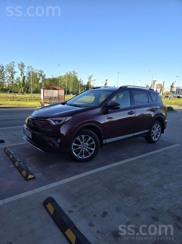 Red Toyota RAV4 2016 in Riga, with an engine capacity of 2.00 L and mileage of 131 thousand km for 16500 €, photo 1 on AUTOMOTO.COM.LV