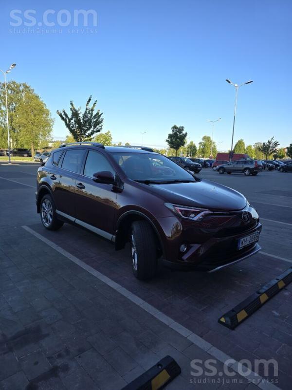 Red Toyota RAV4 2016 in Riga, with an engine capacity of 2.00 L and mileage of 131 thousand km for 16500 €, photo 3 on AUTOMOTO.COM.LV