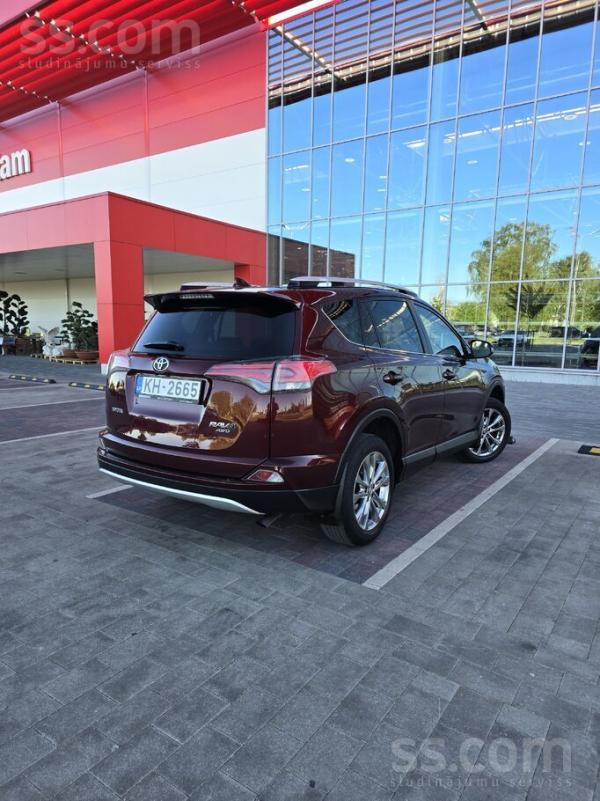 Red Toyota RAV4 2016 in Riga, with an engine capacity of 2.00 L and mileage of 131 thousand km for 16500 €, photo 4 on AUTOMOTO.COM.LV