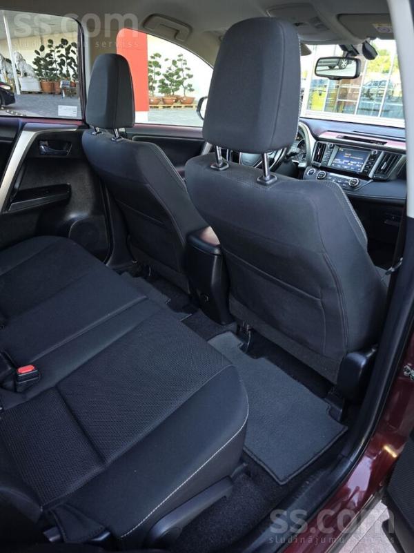 Red Toyota RAV4 2016 in Riga, with an engine capacity of 2.00 L and mileage of 131 thousand km for 16500 €, photo 10 on AUTOMOTO.COM.LV
