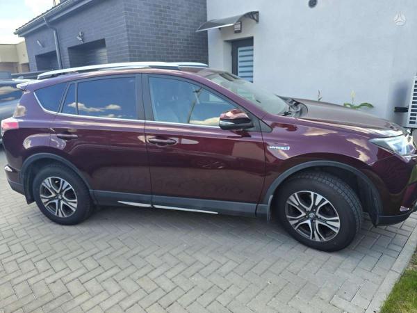 Red Toyota RAV4 2016 in Vilnius, with an engine capacity of 2.49 L and mileage of 287 thousand km for 15600 €, photo 2 on AUTOMOTO.COM.LV