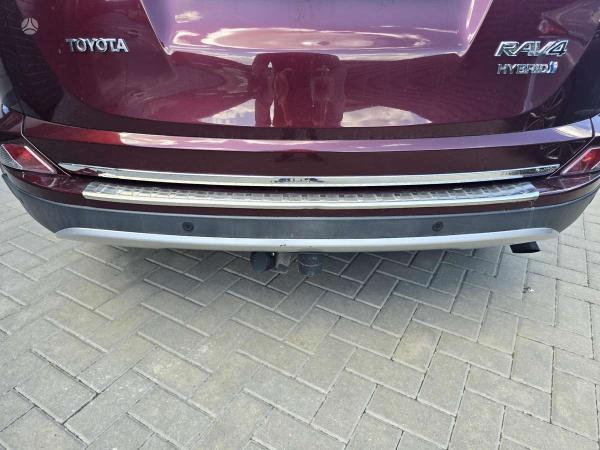 Red Toyota RAV4 2016 in Vilnius, with an engine capacity of 2.49 L and mileage of 287 thousand km for 15600 €, photo 6 on AUTOMOTO.COM.LV