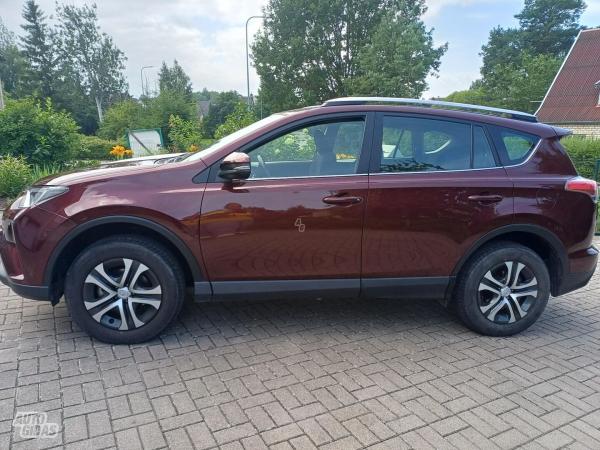 Red Toyota RAV4 2016 in Raseiniai, with an engine capacity of 2.00 L and mileage of 18 thousand km for 21500 €, photo 1 on AUTOMOTO.COM.LV