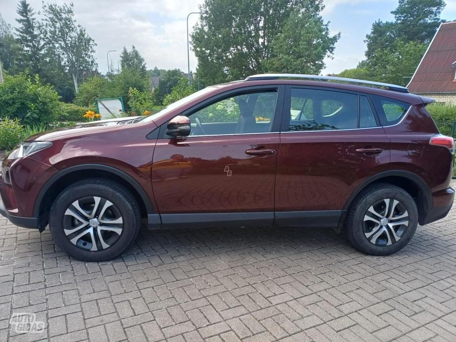 Red Toyota RAV4 2016 in Raseiniai, with an engine capacity of 2.00 L and mileage of 18 thousand km for 21500 €, photo 1 on AUTOMOTO.COM.LV