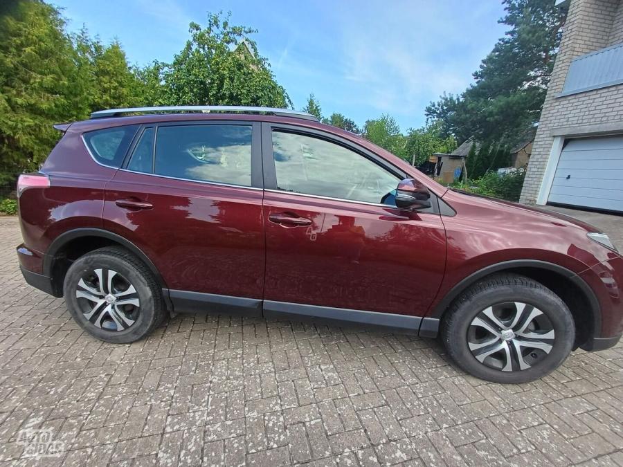 Red Toyota RAV4 2016 in Raseiniai, with an engine capacity of 2.00 L and mileage of 18 thousand km for 21500 €, photo 3 on AUTOMOTO.COM.LV