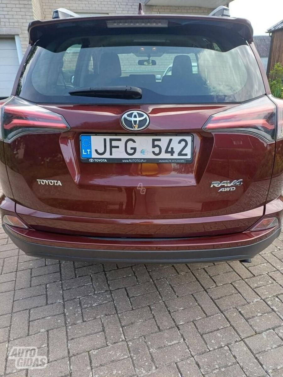 Red Toyota RAV4 2016 in Raseiniai, with an engine capacity of 2.00 L and mileage of 18 thousand km for 21500 €, photo 4 on AUTOMOTO.COM.LV