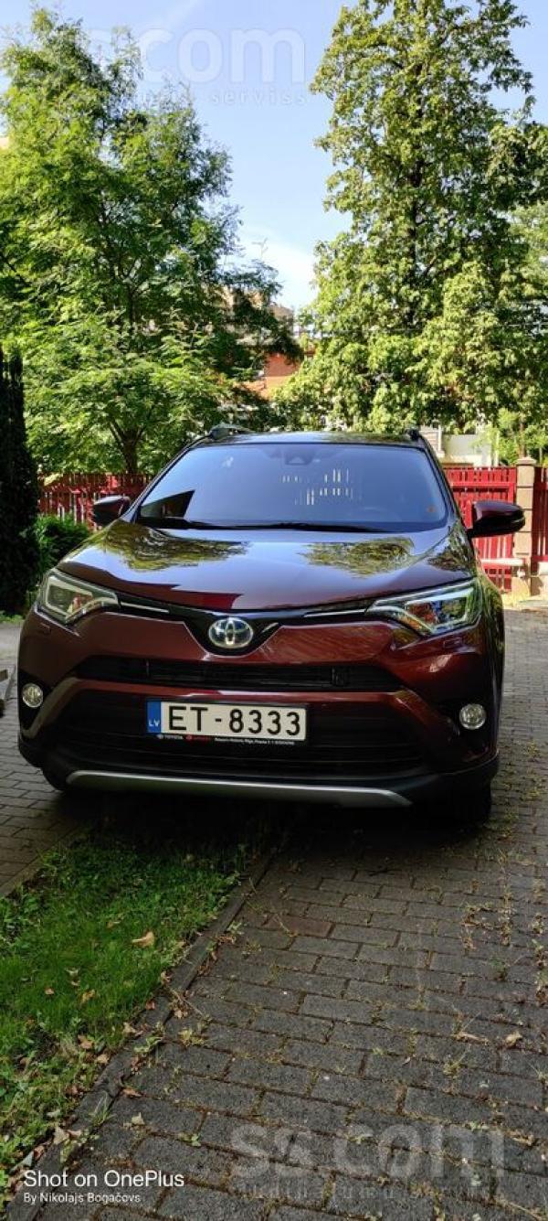 Red Toyota RAV4 2016 in Riga, with an engine capacity of 2.50 L and mileage of 102 thousand km for 19900 €, photo 1 on AUTOMOTO.COM.LV