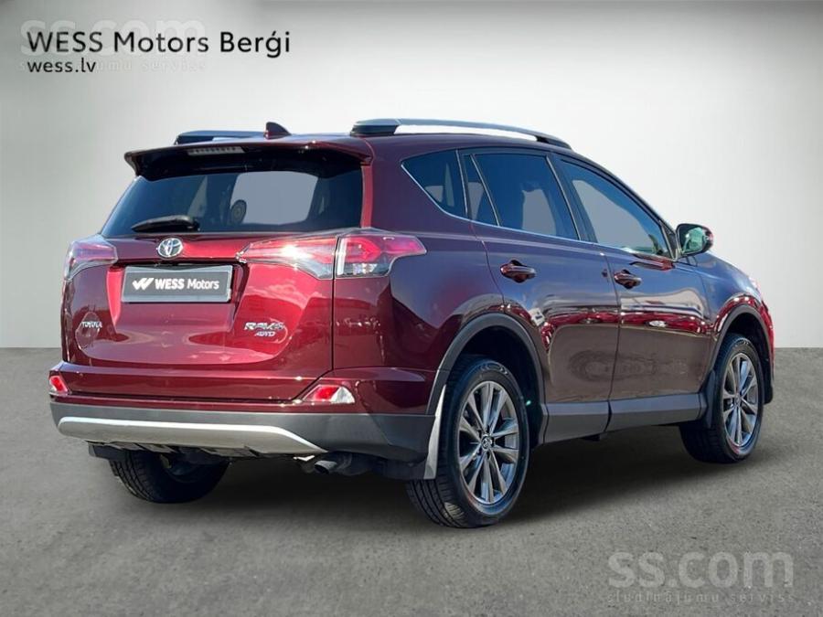 Red Toyota RAV4 2016 in Riga, with an engine capacity of 2.50 L and mileage of 216 thousand km for 16490 €, photo 3 on AUTOMOTO.COM.LV