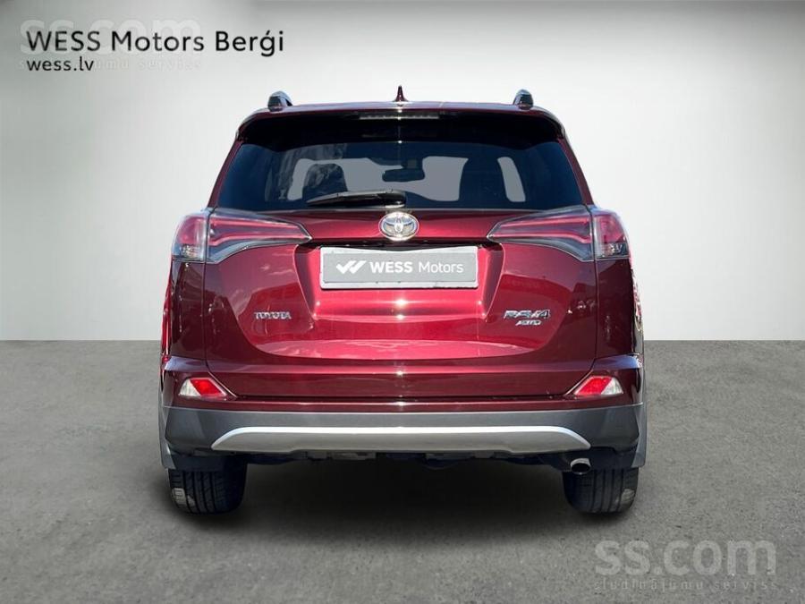 Red Toyota RAV4 2016 in Riga, with an engine capacity of 2.50 L and mileage of 216 thousand km for 16490 €, photo 5 on AUTOMOTO.COM.LV