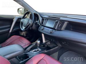 Red Toyota RAV4 2016 in Riga, with an engine capacity of 2.50 L and mileage of 216 thousand km for 16490 €, photo 7 on AUTOMOTO.COM.LV