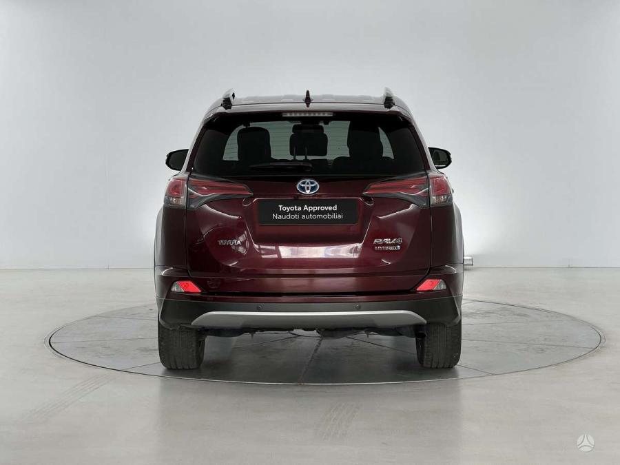 Red Toyota RAV4 2016 in Vilnius, with an engine capacity of 2.49 L and mileage of 150 thousand km for 18900 €, photo 5 on AUTOMOTO.COM.LV
