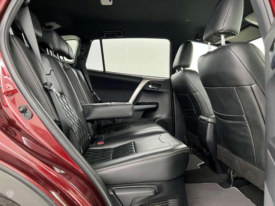 Red Toyota RAV4 2016 in Vilnius, with an engine capacity of 2.49 L and mileage of 150 thousand km for 18900 €, photo 8 on AUTOMOTO.COM.LV