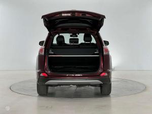 Red Toyota RAV4 2016 in Vilnius, with an engine capacity of 2.49 L and mileage of 150 thousand km for 18900 €, photo 11 on AUTOMOTO.COM.LV