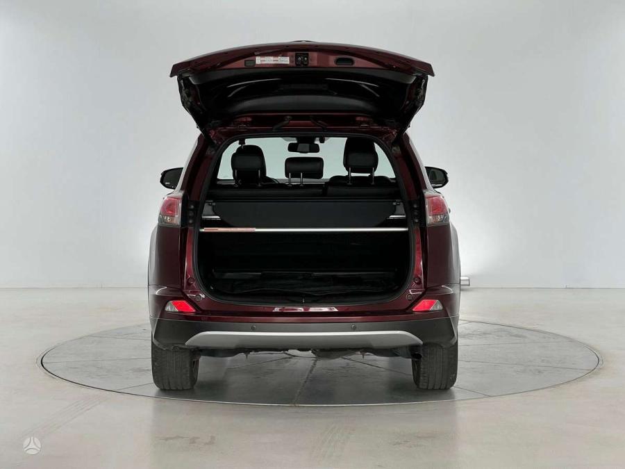 Red Toyota RAV4 2016 in Vilnius, with an engine capacity of 2.49 L and mileage of 150 thousand km for 18900 €, photo 11 on AUTOMOTO.COM.LV