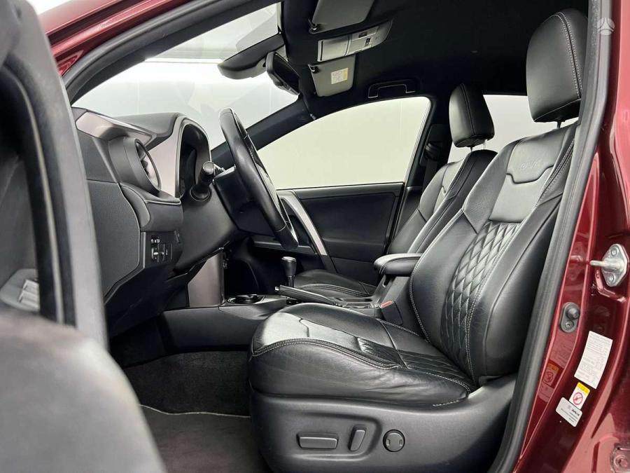 Red Toyota RAV4 2016 in Vilnius, with an engine capacity of 2.49 L and mileage of 150 thousand km for 18900 €, photo 12 on AUTOMOTO.COM.LV