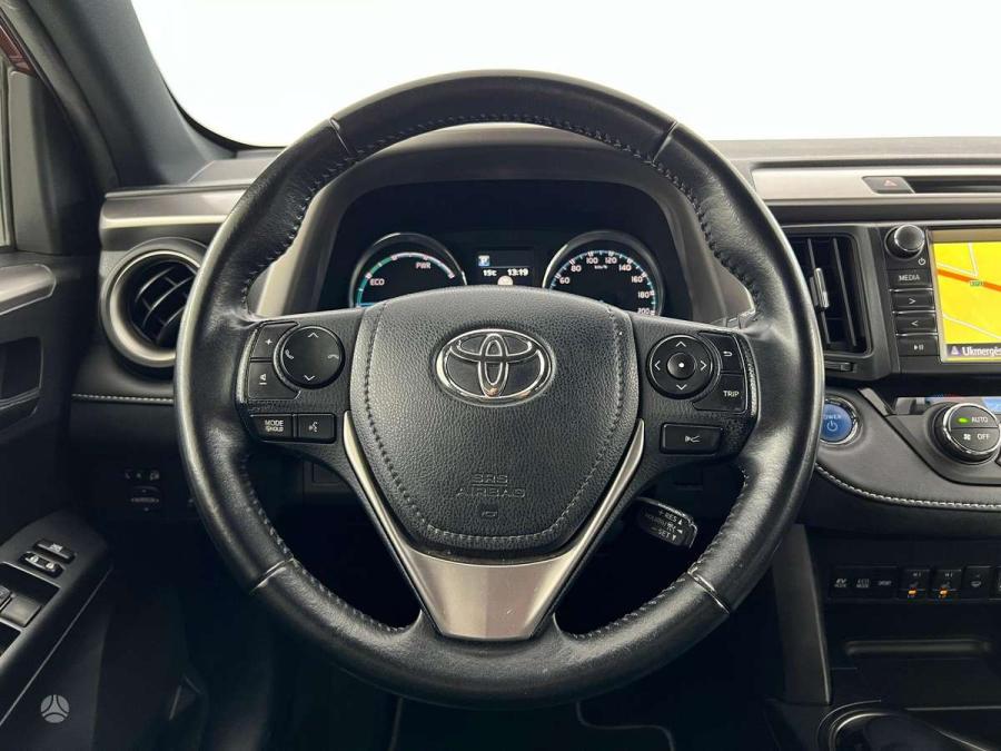Red Toyota RAV4 2016 in Vilnius, with an engine capacity of 2.49 L and mileage of 150 thousand km for 18900 €, photo 13 on AUTOMOTO.COM.LV