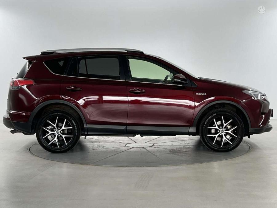 Red Toyota RAV4 2016 in Vilnius, with an engine capacity of 2.49 L and mileage of 150 thousand km for 18900 €, photo 17 on AUTOMOTO.COM.LV