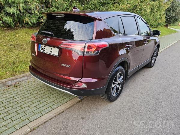 Red Toyota RAV4 2016 in Tukums, with an engine capacity of 2.00 L and mileage of 142 thousand km for 13500 €, photo 5 on AUTOMOTO.COM.LV