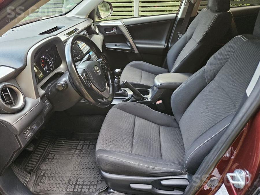 Red Toyota RAV4 2016 in Tukums, with an engine capacity of 2.00 L and mileage of 142 thousand km for 13500 €, photo 6 on AUTOMOTO.COM.LV