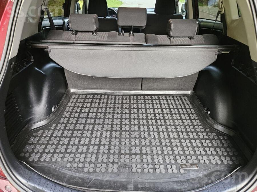 Red Toyota RAV4 2016 in Tukums, with an engine capacity of 2.00 L and mileage of 142 thousand km for 13500 €, photo 8 on AUTOMOTO.COM.LV