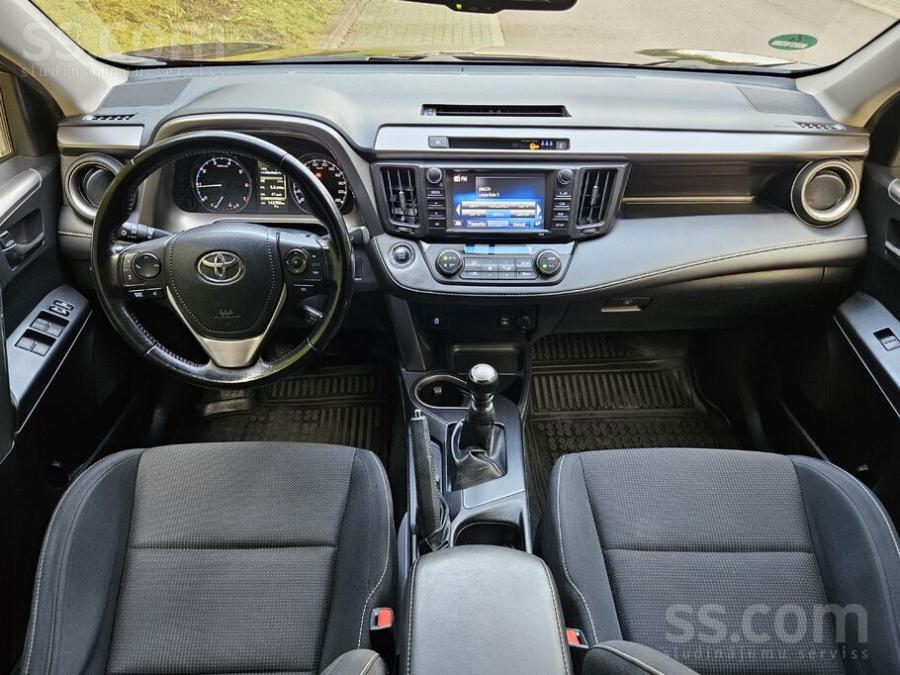 Red Toyota RAV4 2016 in Tukums, with an engine capacity of 2.00 L and mileage of 142 thousand km for 13500 €, photo 10 on AUTOMOTO.COM.LV