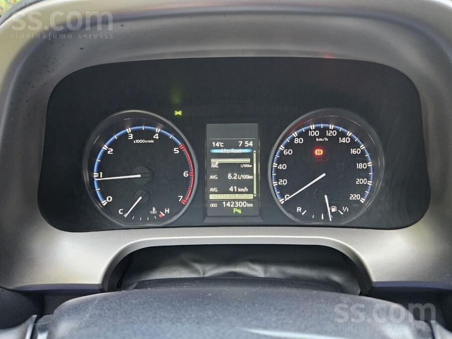 Red Toyota RAV4 2016 in Tukums, with an engine capacity of 2.00 L and mileage of 142 thousand km for 13500 €, photo 11 on AUTOMOTO.COM.LV