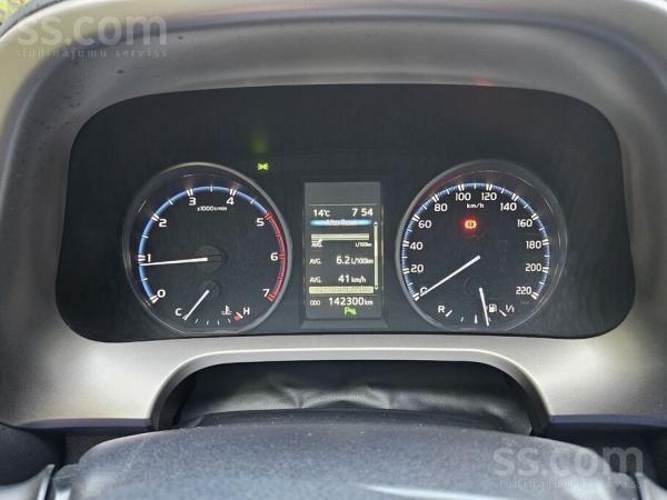 Red Toyota RAV4 2016 in Tukums, with an engine capacity of 2.00 L and mileage of 142 thousand km for 13500 €, photo 11 on AUTOMOTO.COM.LV