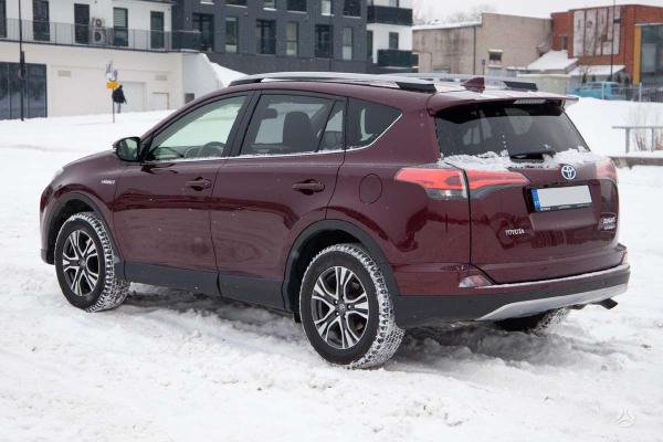 Red Toyota RAV4 2017 in Vilnius, with an engine capacity of 2.49 L and mileage of 62 thousand km for 18900 €, photo 3 on AUTOMOTO.COM.LV