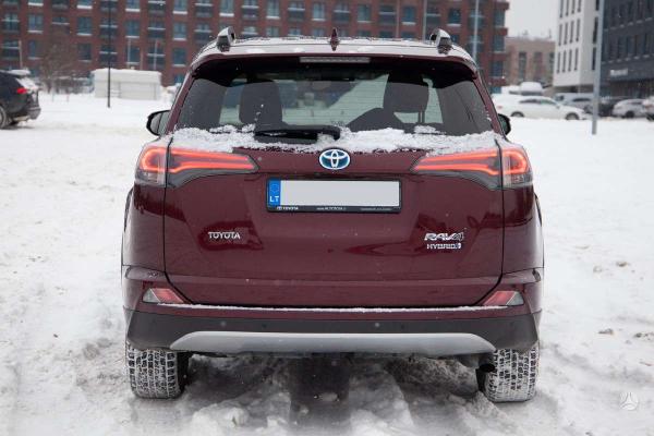 Red Toyota RAV4 2017 in Vilnius, with an engine capacity of 2.49 L and mileage of 62 thousand km for 18900 €, photo 4 on AUTOMOTO.COM.LV