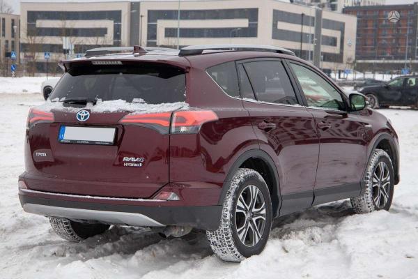 Red Toyota RAV4 2017 in Vilnius, with an engine capacity of 2.49 L and mileage of 62 thousand km for 18900 €, photo 5 on AUTOMOTO.COM.LV