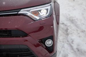 Red Toyota RAV4 2017 in Vilnius, with an engine capacity of 2.49 L and mileage of 62 thousand km for 18900 €, photo 9 on AUTOMOTO.COM.LV