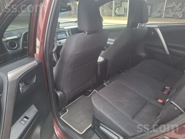 Red Toyota RAV4 2017 in Jurmala, with an engine capacity of 2.50 L and mileage of 196 thousand km for 18800 €, photo 6 on AUTOMOTO.COM.LV