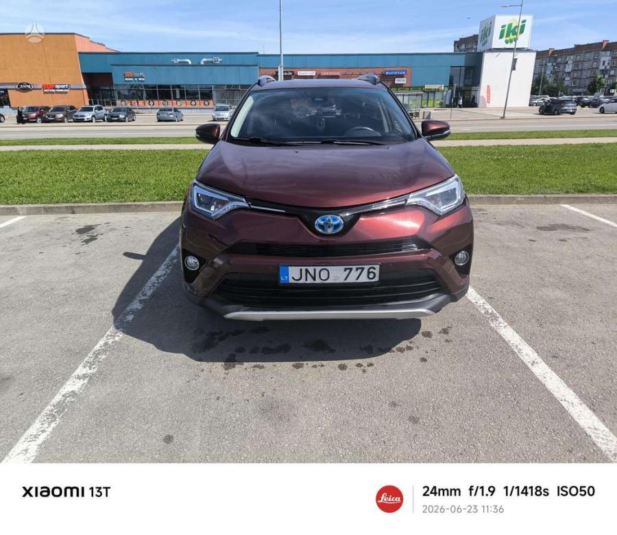 Red Toyota RAV4 2017 in Mazeikiai, with an engine capacity of 1.99 L and mileage of 109 thousand km for 14200 €, photo 1 on AUTOMOTO.COM.LV