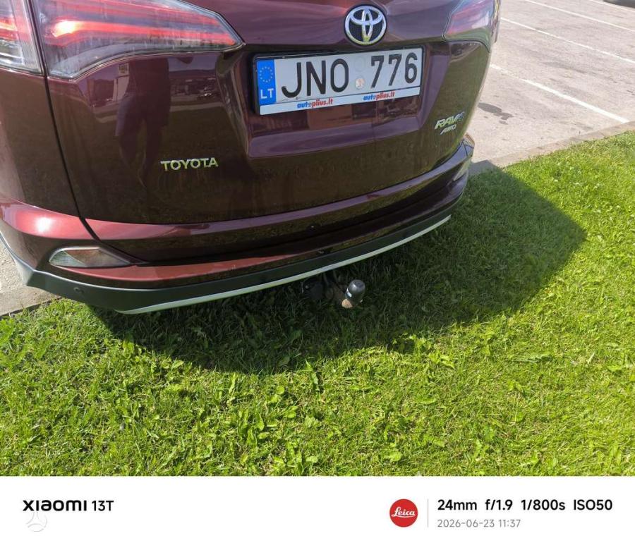 Red Toyota RAV4 2017 in Mazeikiai, with an engine capacity of 1.99 L and mileage of 109 thousand km for 14200 €, photo 5 on AUTOMOTO.COM.LV
