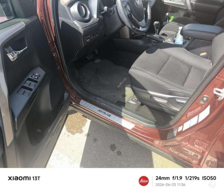 Red Toyota RAV4 2017 in Mazeikiai, with an engine capacity of 1.99 L and mileage of 109 thousand km for 14200 €, photo 6 on AUTOMOTO.COM.LV