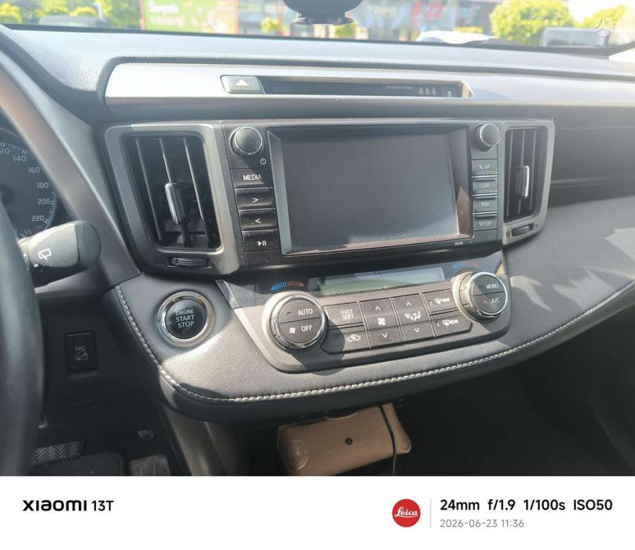 Red Toyota RAV4 2017 in Mazeikiai, with an engine capacity of 1.99 L and mileage of 109 thousand km for 14200 €, photo 9 on AUTOMOTO.COM.LV
