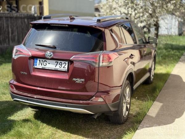 Red Toyota RAV4 2017 in Riga, with an engine capacity of 2.00 L and mileage of 88 thousand km for 21350 €, photo 3 on AUTOMOTO.COM.LV