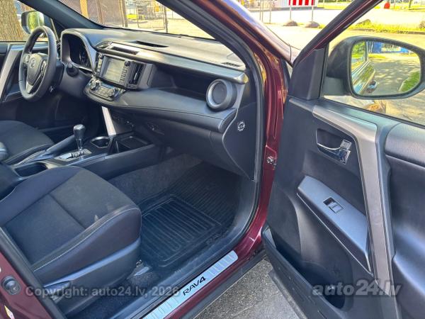 Red Toyota RAV4 2017 in Paide, with an engine capacity of 2.00 L and mileage of 198 thousand km for 14990 €, photo 9 on AUTOMOTO.COM.LV